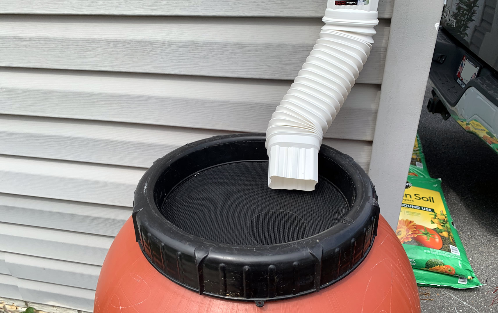 15 Minutes to Make a DIY Rain Barrel with Parts from HomeDepot