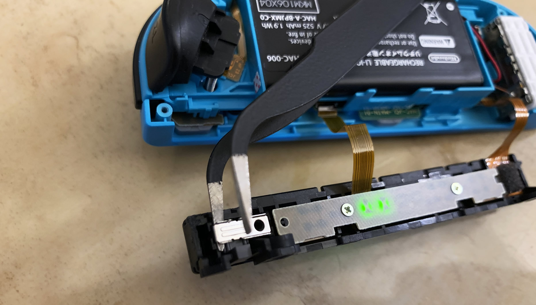 Replace Joycon’s Lock Buckle with Step by Step Photos